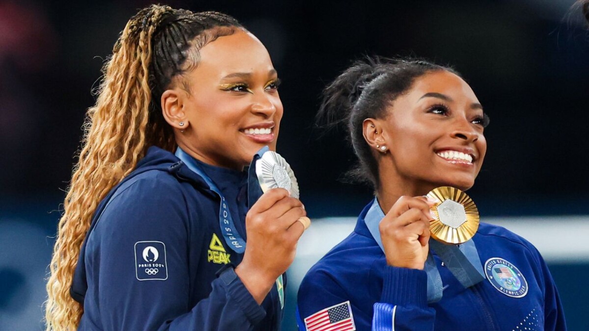 Foto: Rebeca Andrade e Simone Biles dividiram quatro pódios nas ...