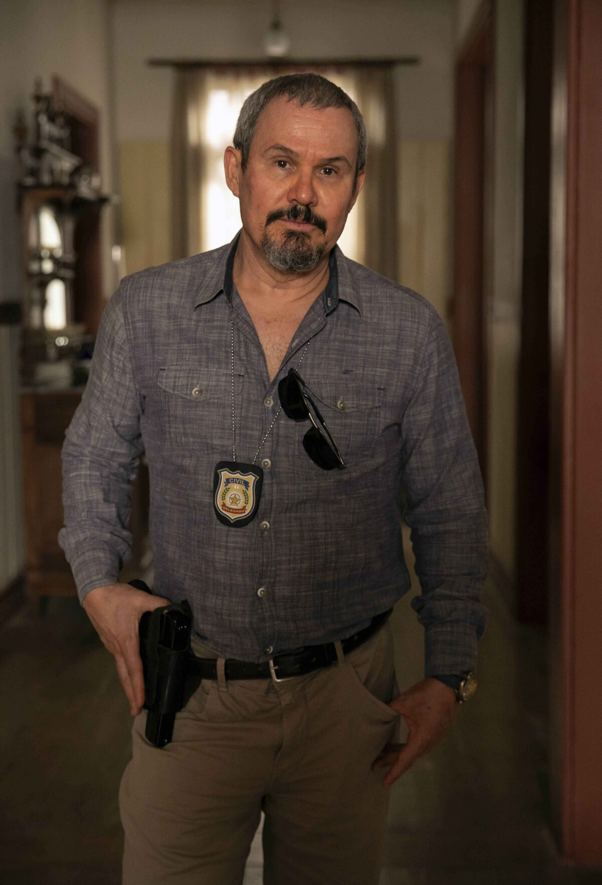 Foto: Delegado Nórcia (Edmilson Barros) coloca Tião (Irandhir Santos) na prisão, que faz greve ...