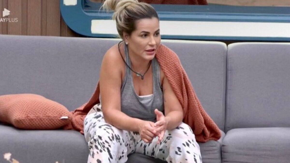 Foto: Deolane Bezerra está assistindo TV dentro da cela da prisão ...