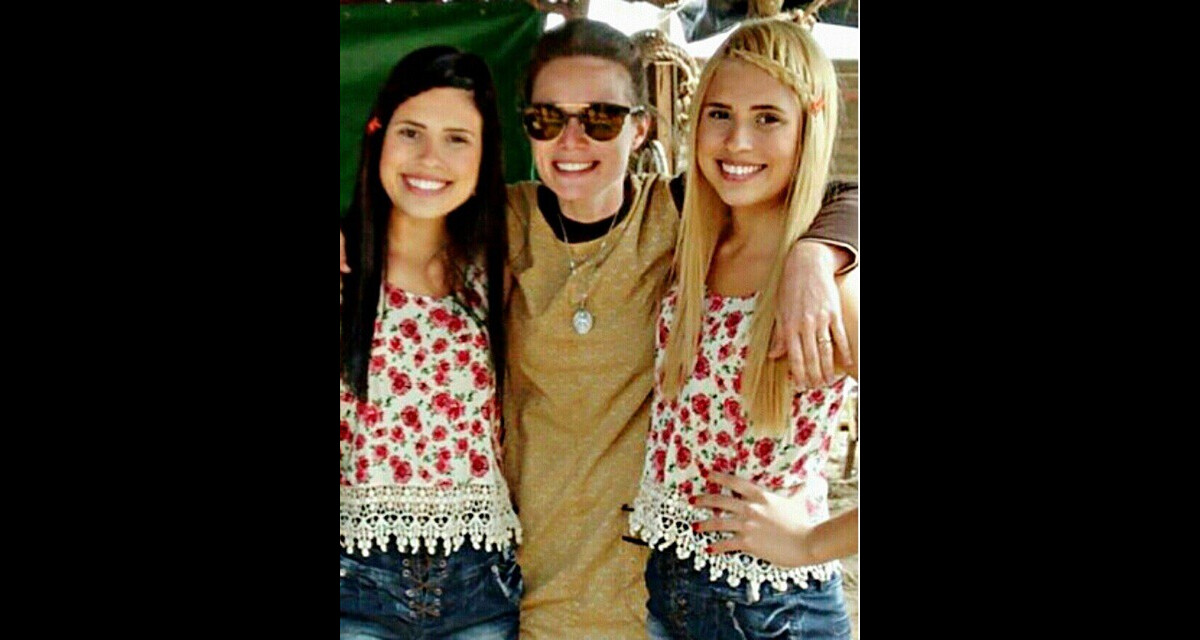 Foto: Mariana Ximenes posa com as gêmeas Louise Britto e Amanda Britto nos bastidores de 'O ...