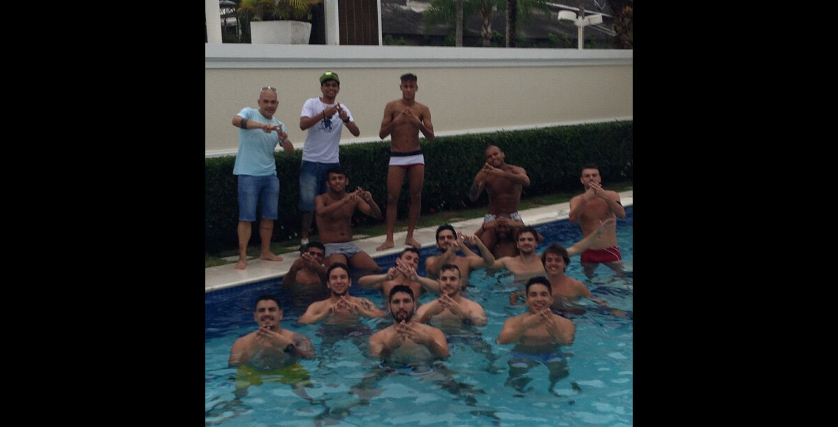 Foto: Neymar posa para foto com os amigos na piscina no domingão (02/12 ...