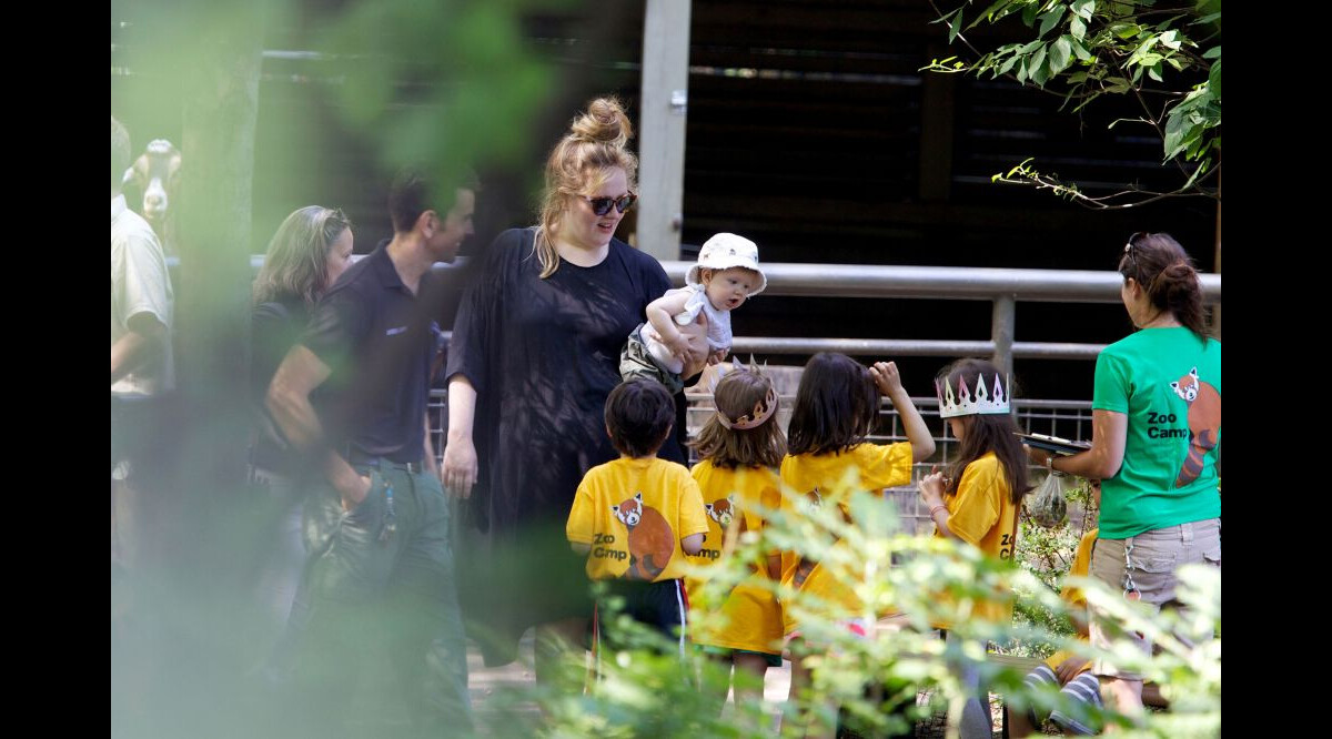 Foto: Adele se diverte com o filho, Angelo, em zoológico de Nova York ...