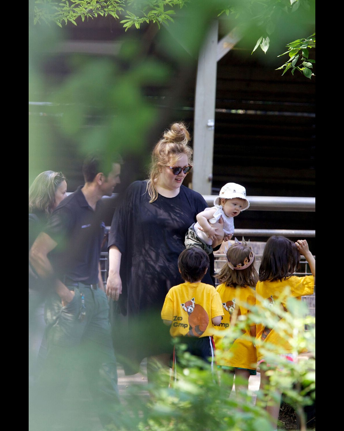 Foto: Adele carrega o filho, Angelo, de oito meses no colo - Purepeople