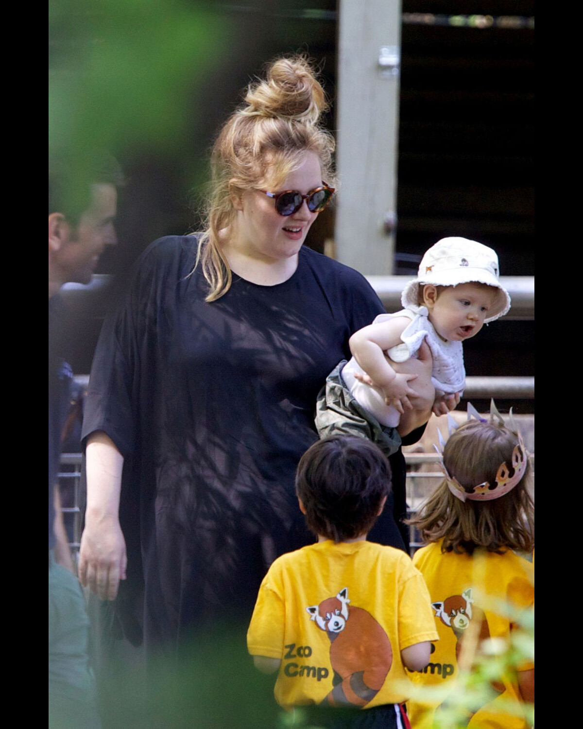 Foto: Adele segura o filho, Angelo, perto de outras crianças que se ...