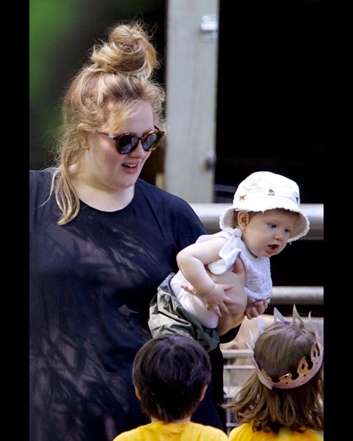 Foto: Adele exibe o filho pela primeira vez em passeio em zoológico de ...