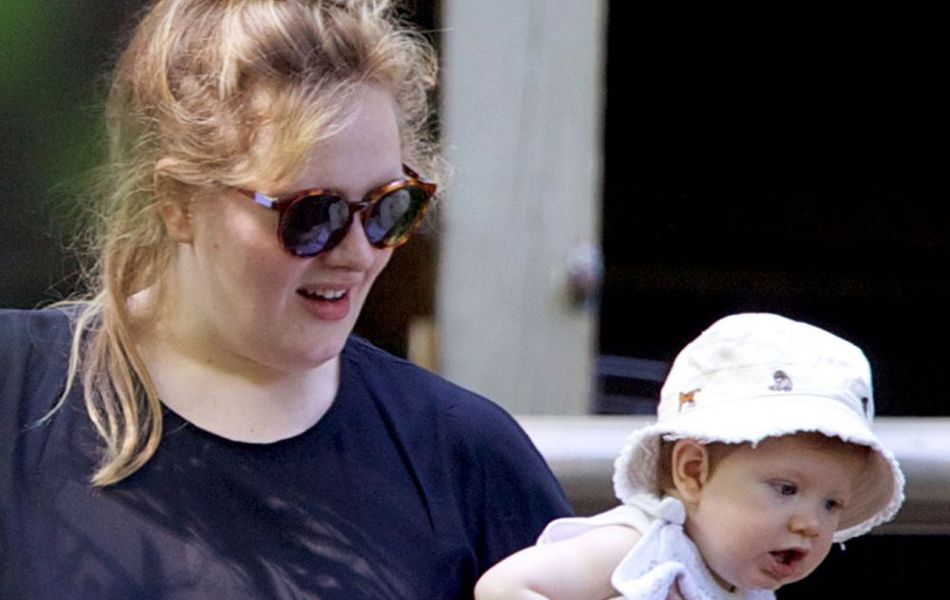 Adele aparece com o filho, Angelo, pela primeira vez em passeio no ...