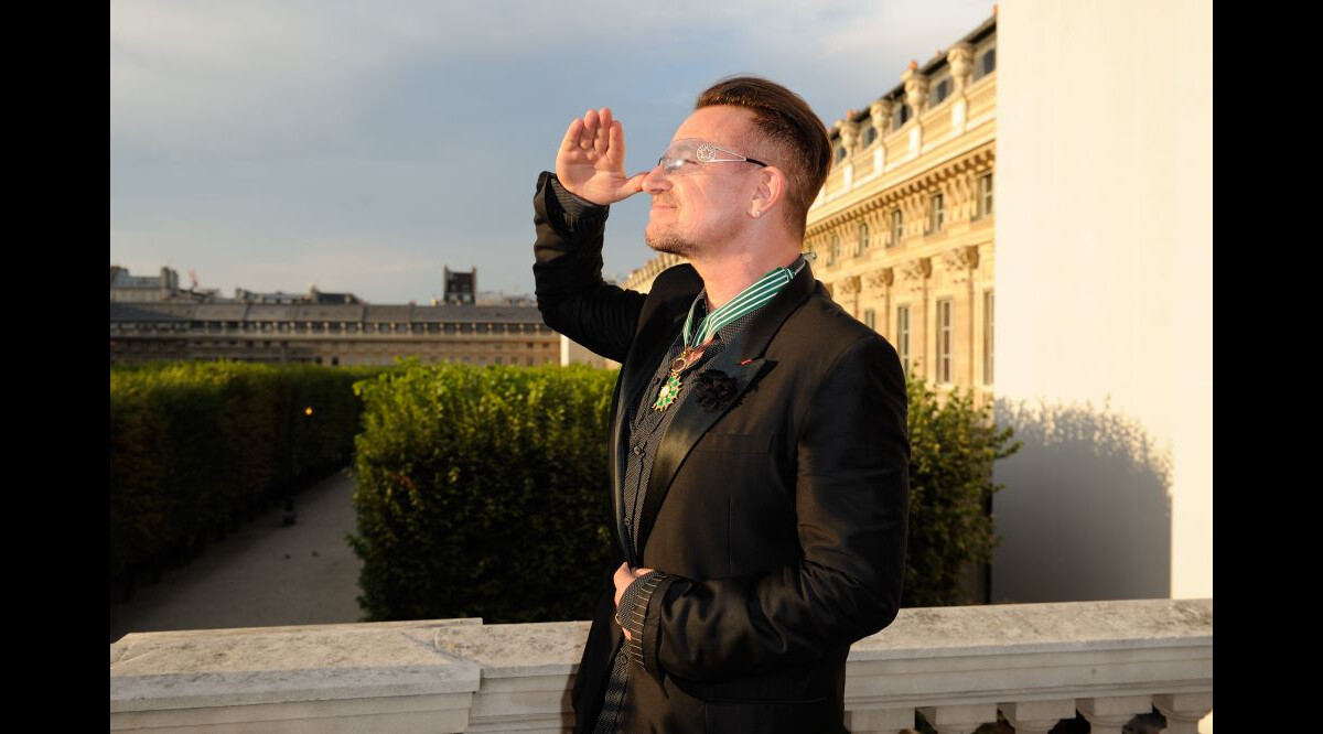 Foto: Bono exibe orgulhoso a medalha que recebeu em Paris, na França ...