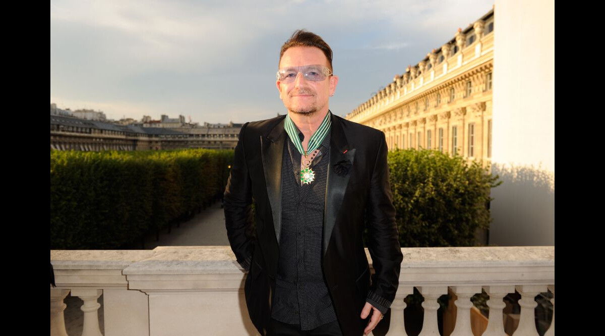 Foto: Bono posa para foto após ser condecorado como Comandante da Ordem ...