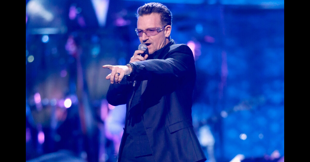 Bono Vox, vocalista do U2, recebe principal condecoração cultural da ...