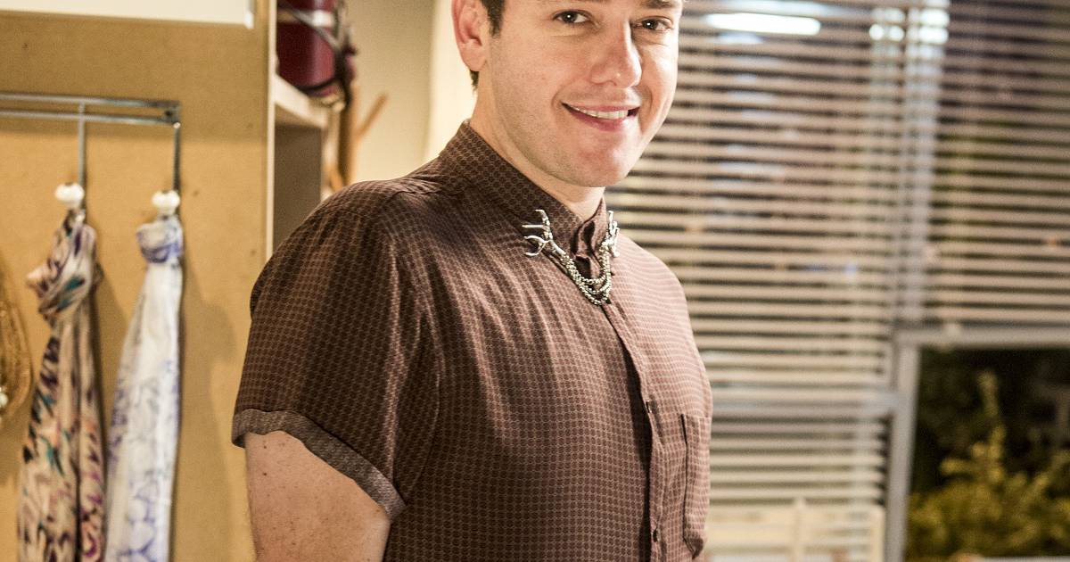 Pablo Sanabio é Max, booker da agência e melhor amigo de Lu (Julianne ...