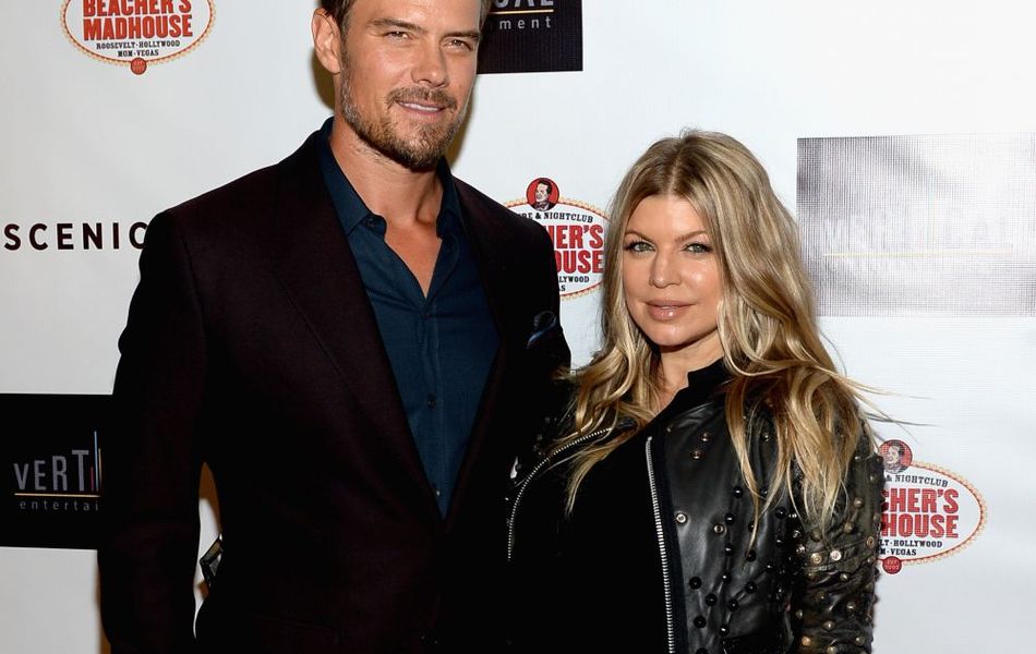 Fergie prestigia première do marido e exibe barrigão de oito meses ...