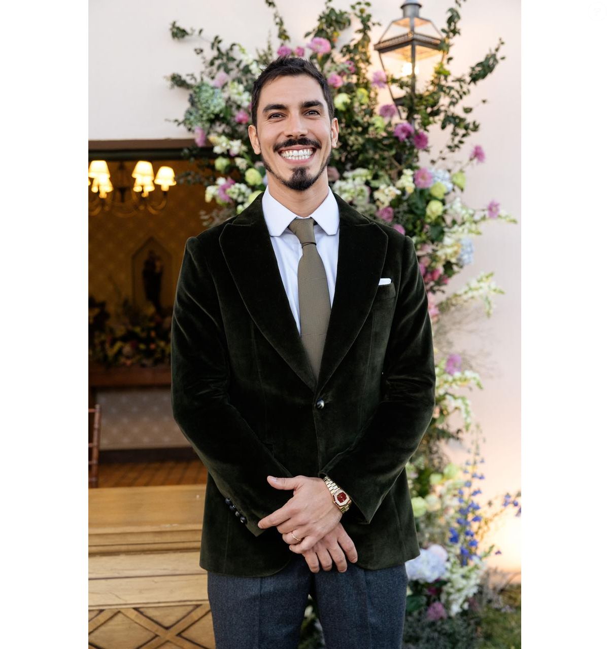 Foto: Terno de Gabriel David foi em um tom de verde oliva escuro - Purepeople