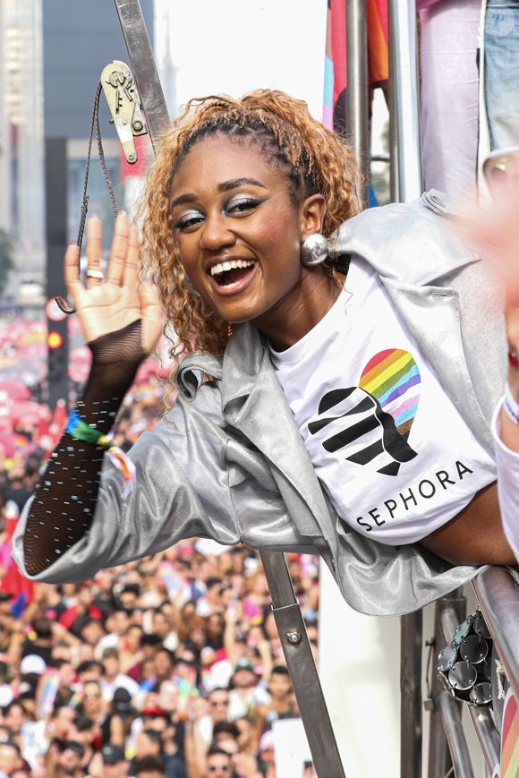 Labubu ousado! De fantasia e fio-dental, Carmo Dalla Vecchia rouba a ...