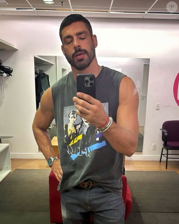 'A beleza vem de família': Cauã Reymond mostra foto rara com o pai ...