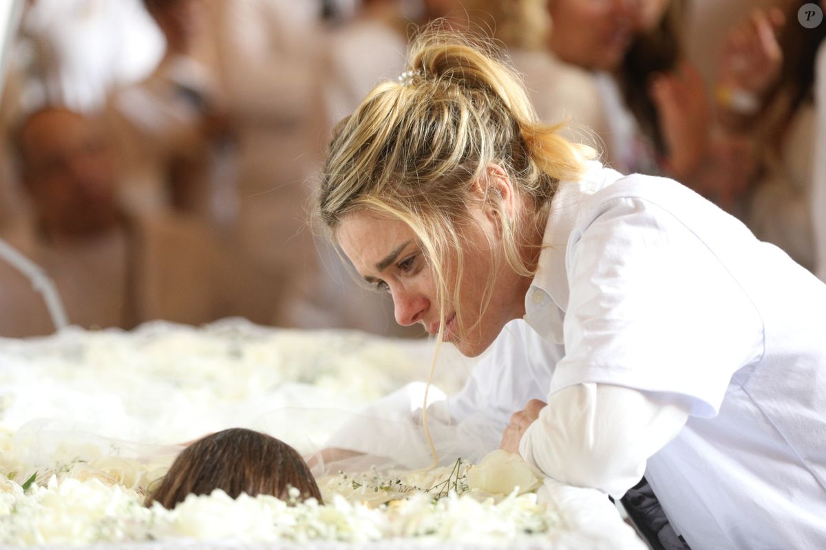 Foto: Corpo de Preta Gil no caixão abalou Carolina Dieckmmann, que não ...