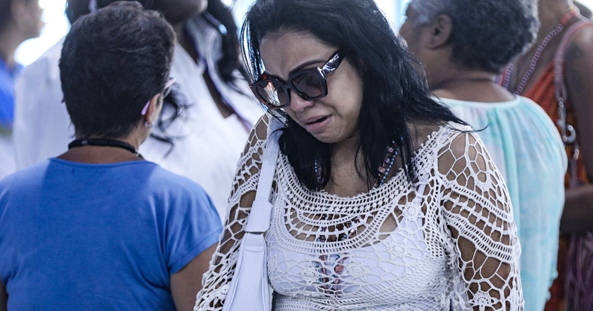 Corpo coberto com bandeira da Portela, emoção e choro: velório de ...