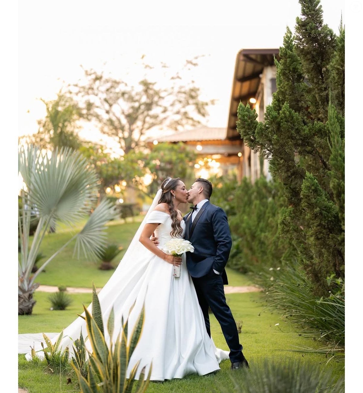 Foto: Usando o vestido de noiva presenteado por Zé Felipe, Carina Costa ...