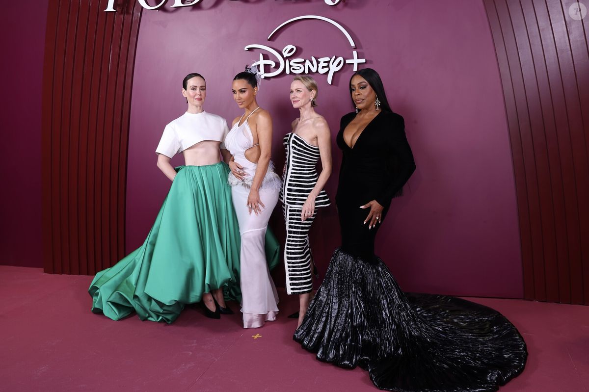 Foto: Kim Kardashian divide a cena com Naomi Watts, Sarah Paulson e ...