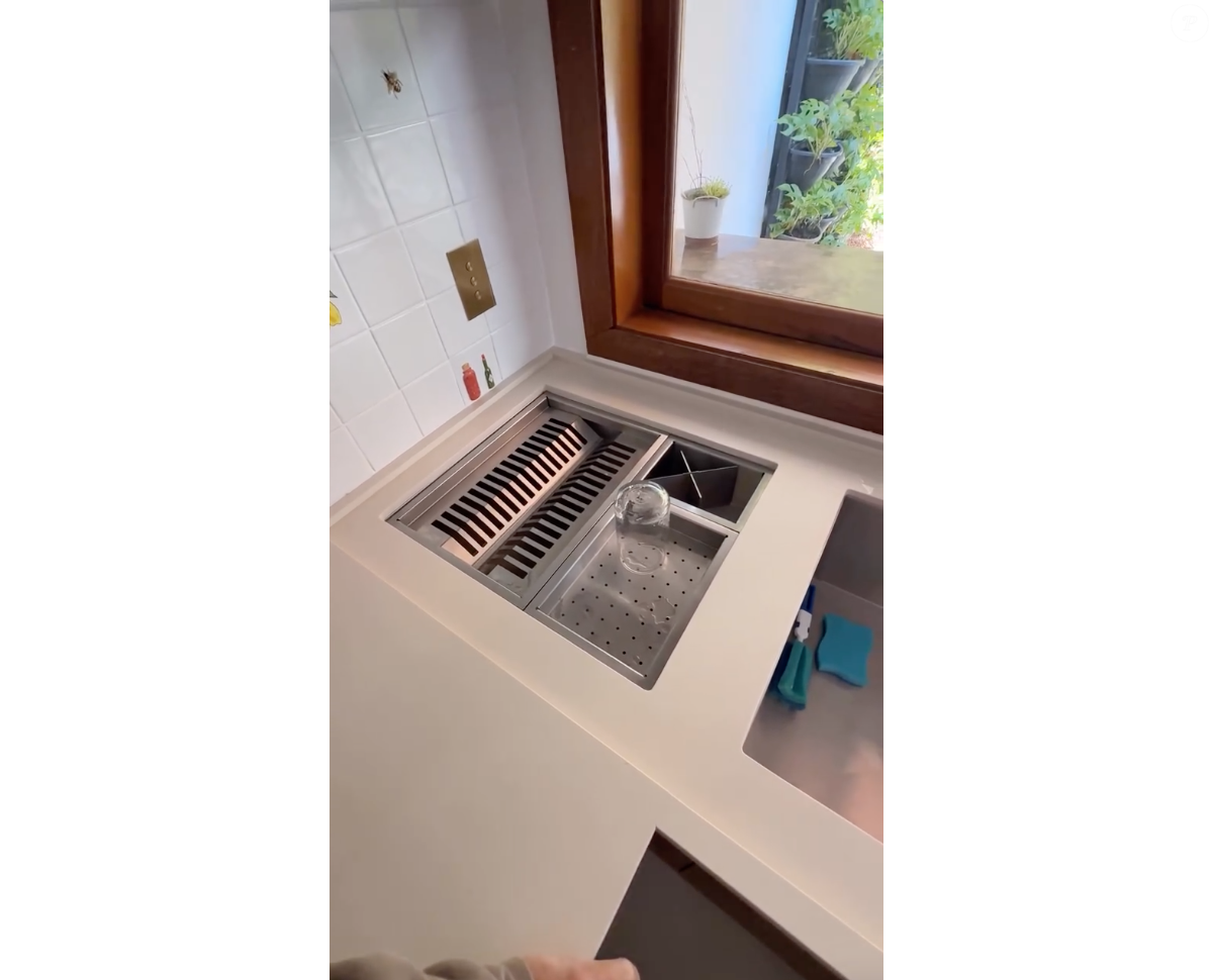 Foto: Pia de Isa Scherer tem triturador de alimentos, duas cubas e ...