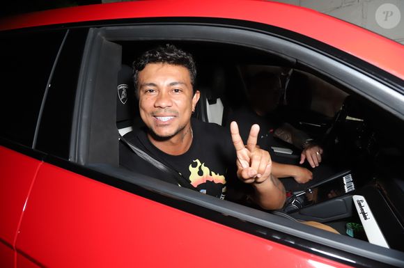 Foto: Recém-separado de Sophie Charlotte, Xamã chegou com amigos ...