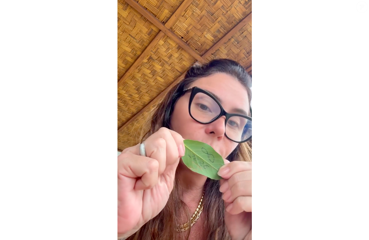 Foto: No verso, Giovanna Antonelli desenha o símbolo do infinito com o ...