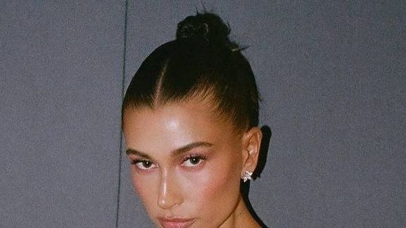 Penteado Clean Girl: uso constante do estilo pode estar relacionado à ...