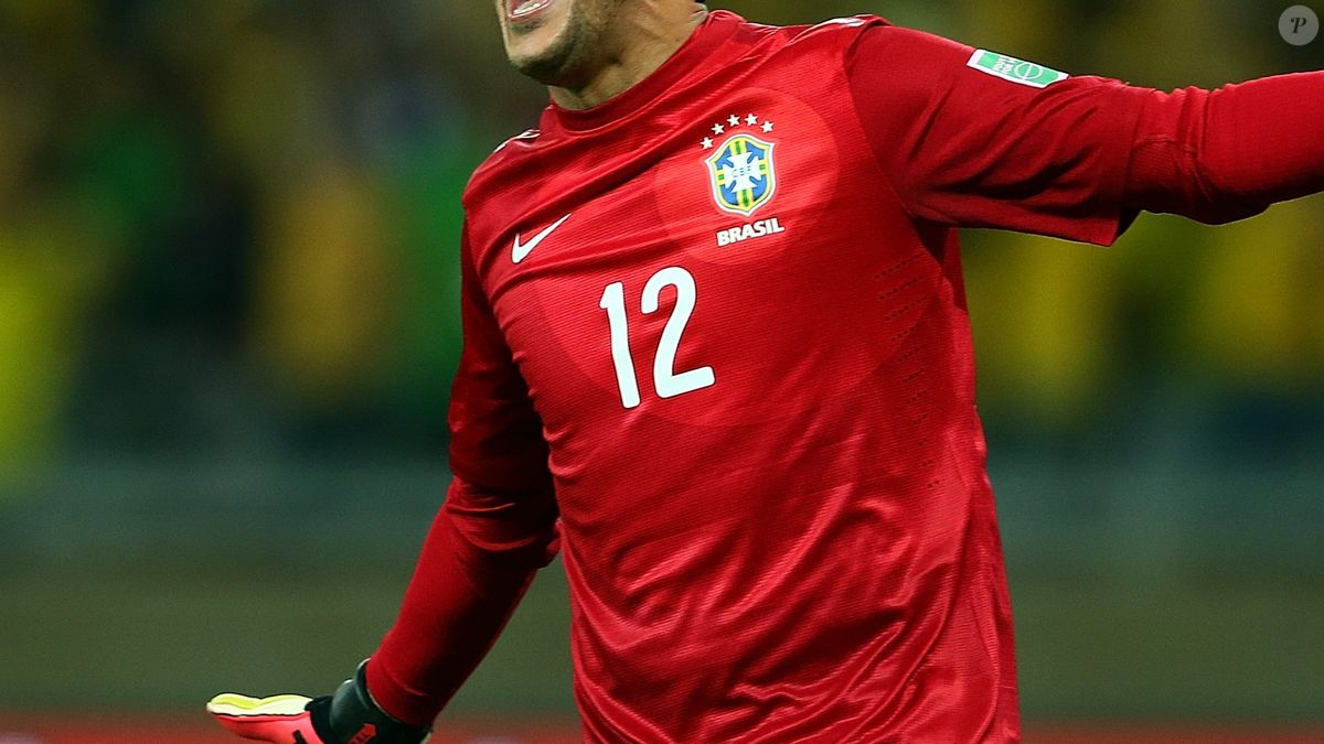 Foto: Goleiro Júlio César com camisa vermelha em atuação pelo Brasil na ...