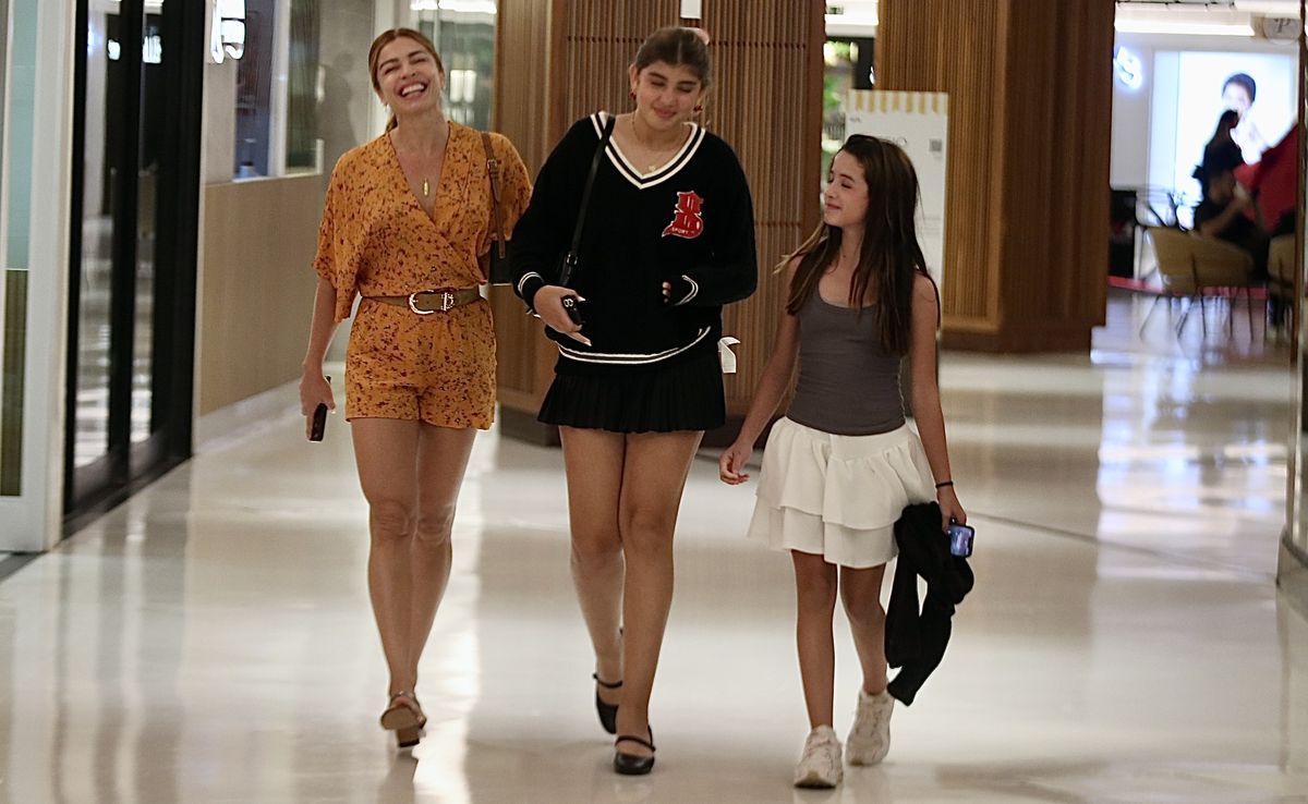 Foto: Grazi Massafera e Sofia estavam na companhia de uma amiga - Purepeople