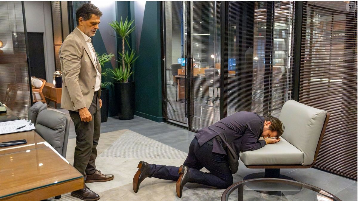 Foto: Rogério dá uma surra em Ferete na novela 'Três Graças' - Purepeople