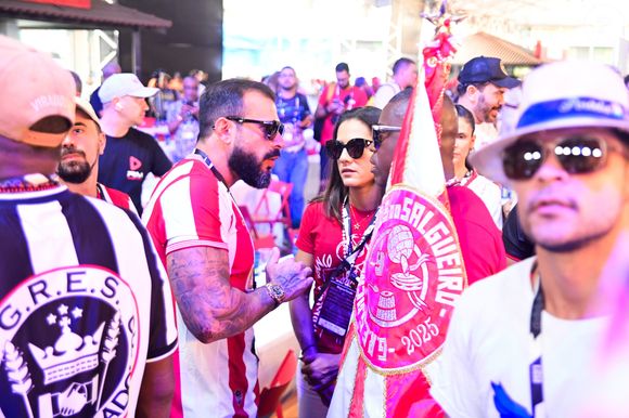 Programa em família! Chefão da Viradouro curte passeio no parque de ...