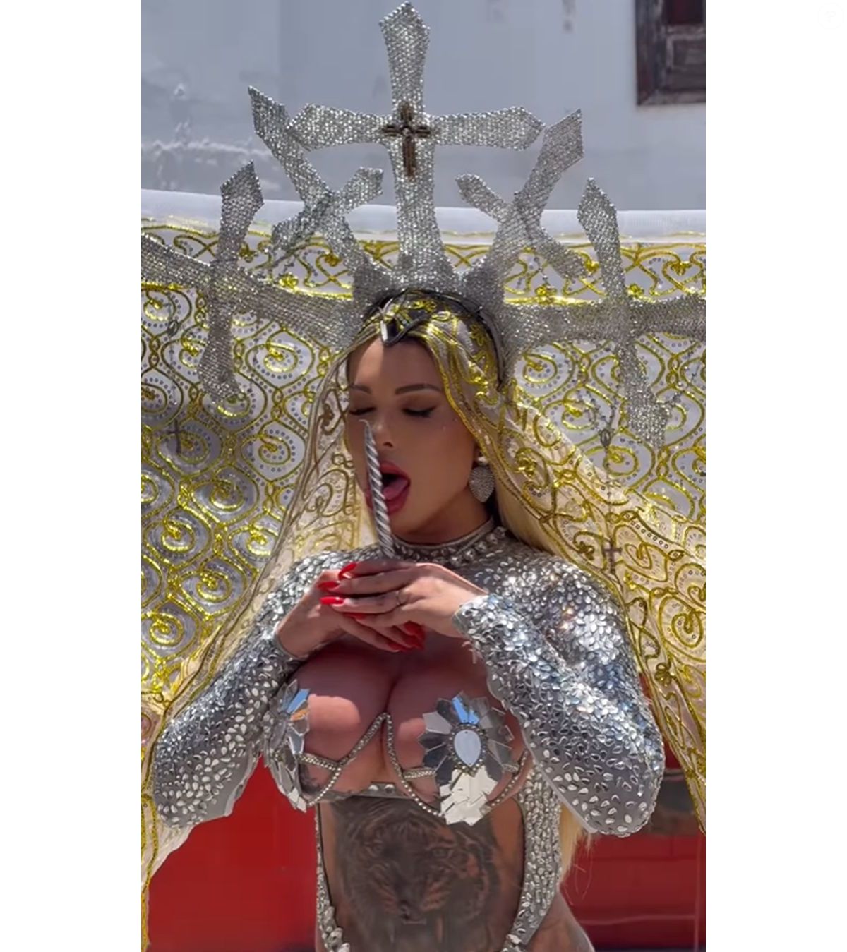 Foto: Andressa Urach usou símbolos religiosos em sua fantasia - Purepeople
