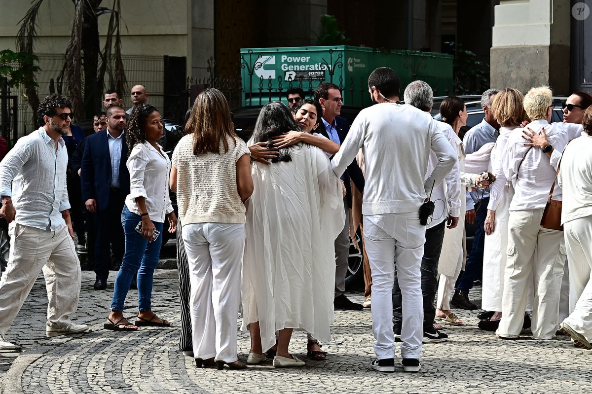 Foto: Mãe de Preta Gil, Sandra Gadelha, é amparada por Bela Gil e tem a ...