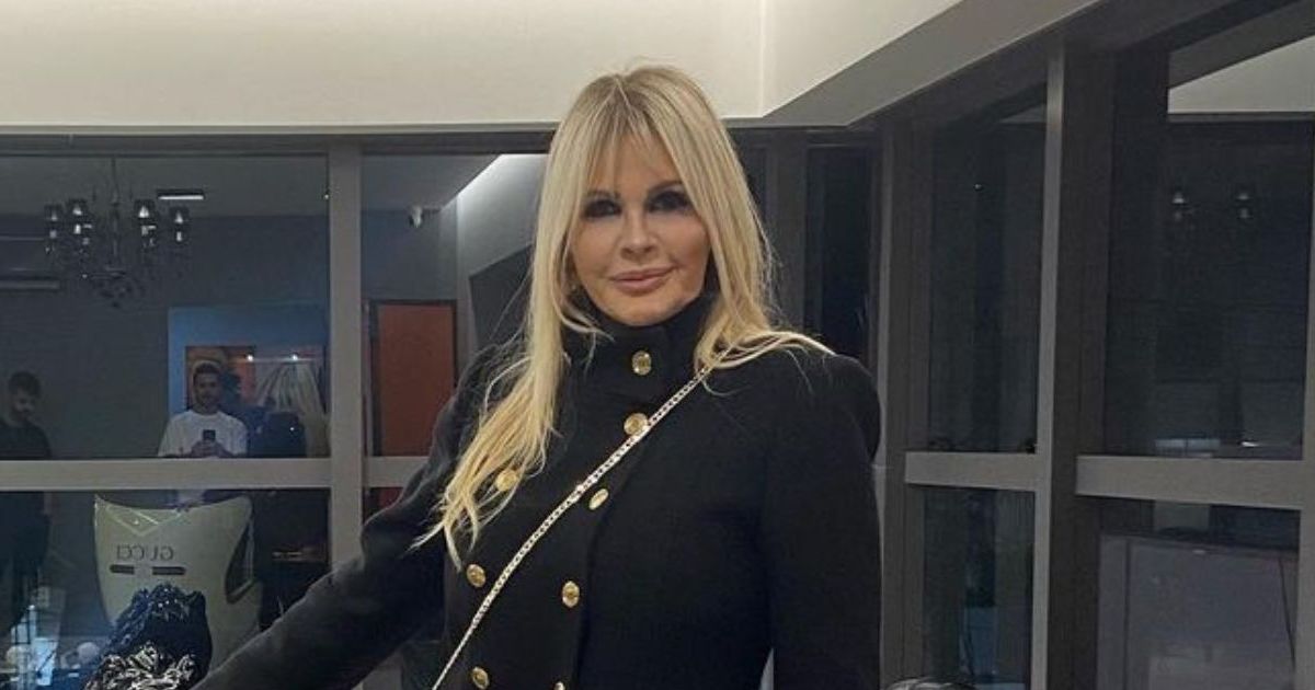 A mansão à venda de Monique Evans em Alphaville: 'sala íntima', suíte ...