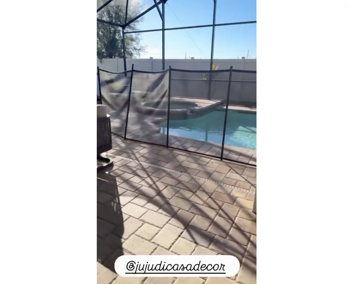 Foto: Mansão de Bruna Marquezine conta com uma piscina espaçosa, com ...