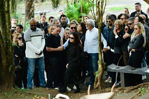 Abatida, Li Martins presta última homenagem ao marido, JP Mantovani, em velório; modelo morreu ...