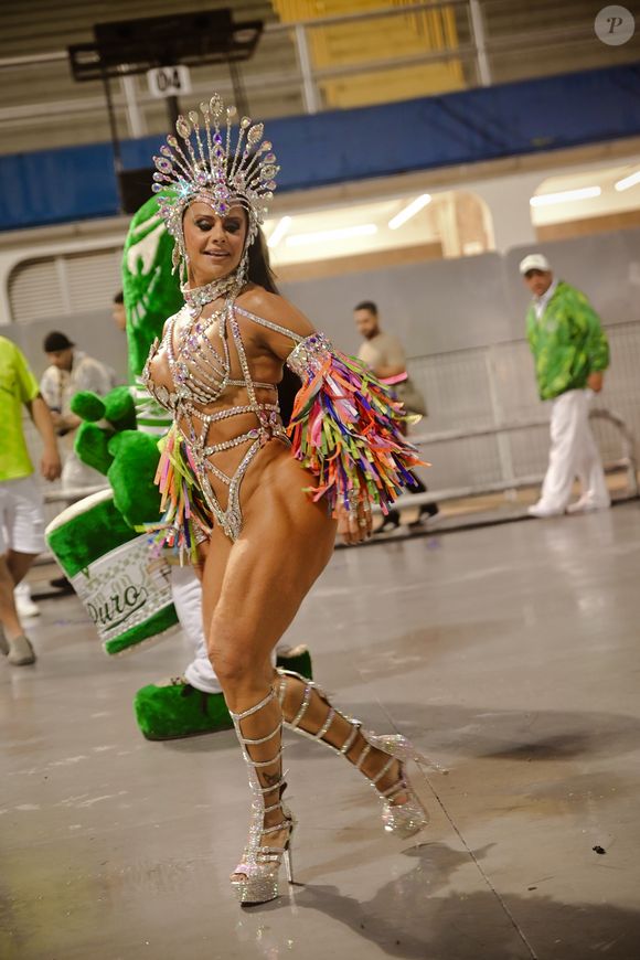 Foto: As pernas definidas de Viviane Araújo também chamaram atenção ... Foto: As pernas definidas de Viviane Araújo também chamaram atenção ...