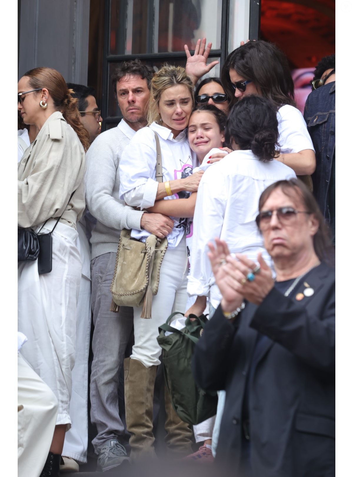 Foto: Carolina Dieckmmann abraça a única neta de Sol de Maria, filha de ...