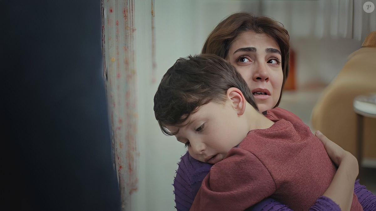 Foto: Ceyda leva o filho, Arda, até a casa de Fazilet e Raif e irrita a escritora na novela ...