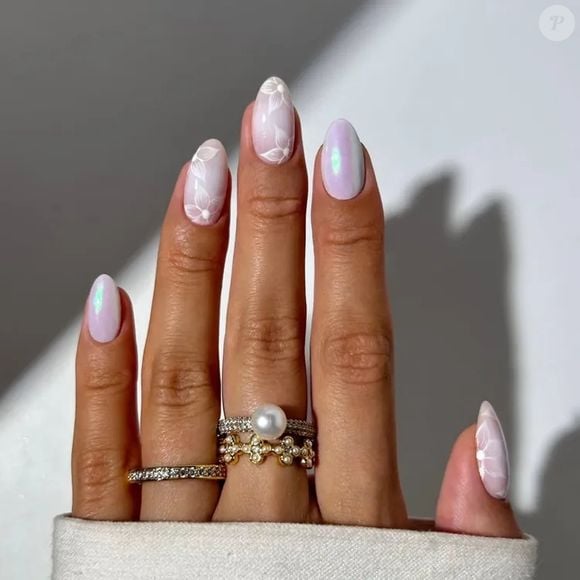 Unha cromada: 15 fotos de art nails brancas e com acabamento espelhado ...