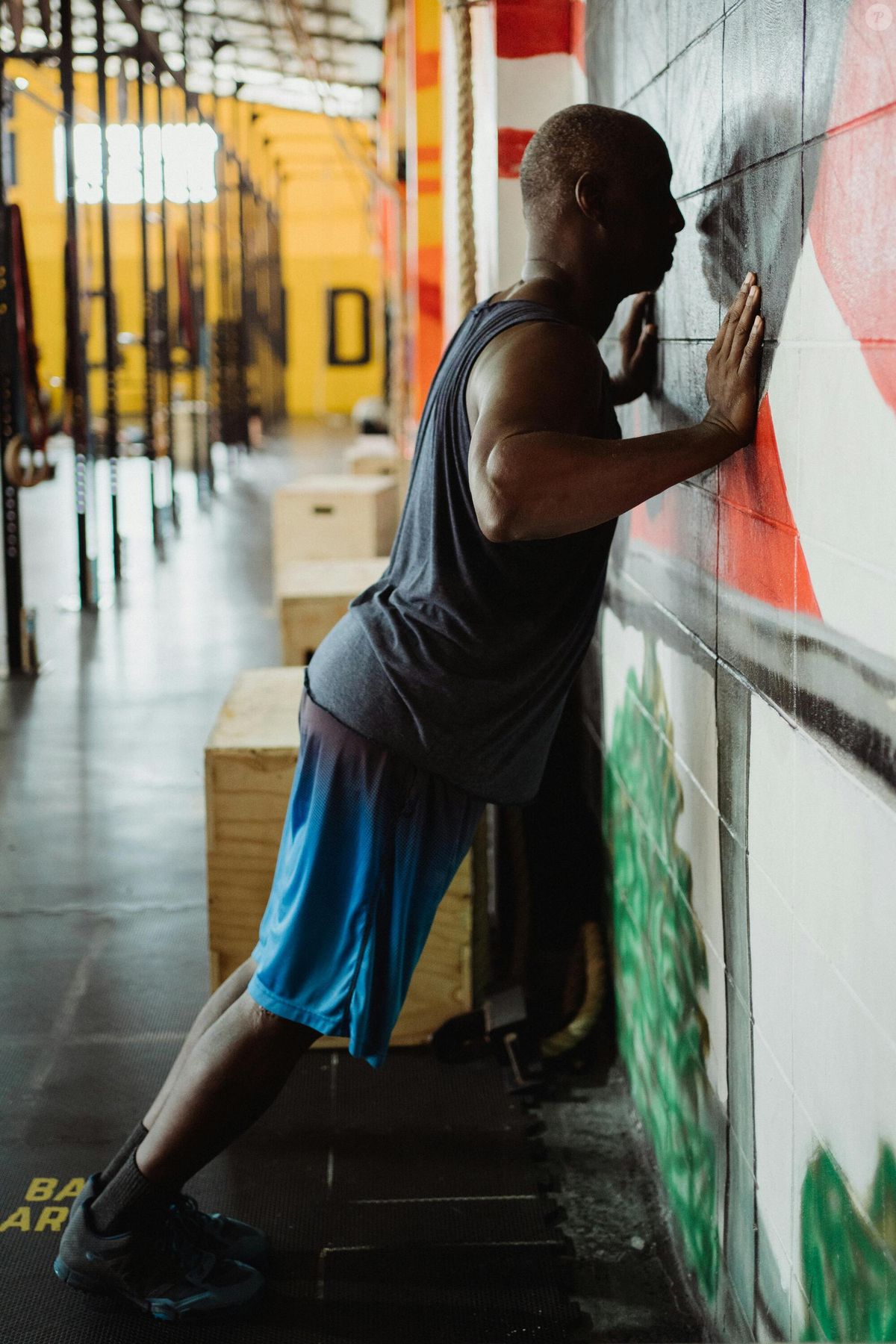 Foto: Existem muitos exercícios de flexão na parede para ajudar a ...