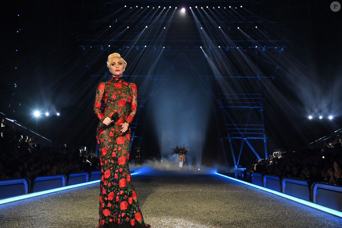 Foto: Lady Gaga também 'abusou' do glamour em suas apresentações em ...