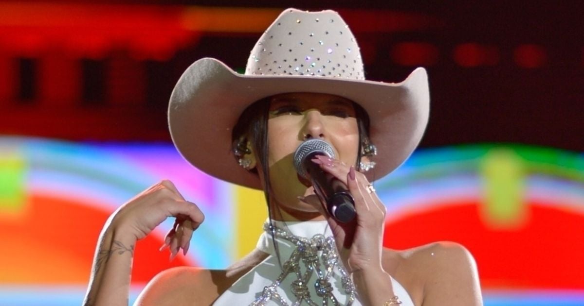 Ana Castela chama atenção da web por detalhe em foto no 1º show após ...