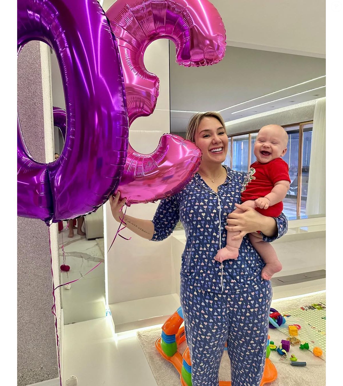 Foto: Nesta foto, Samara Pink aparece com um pijama larguinho e ...