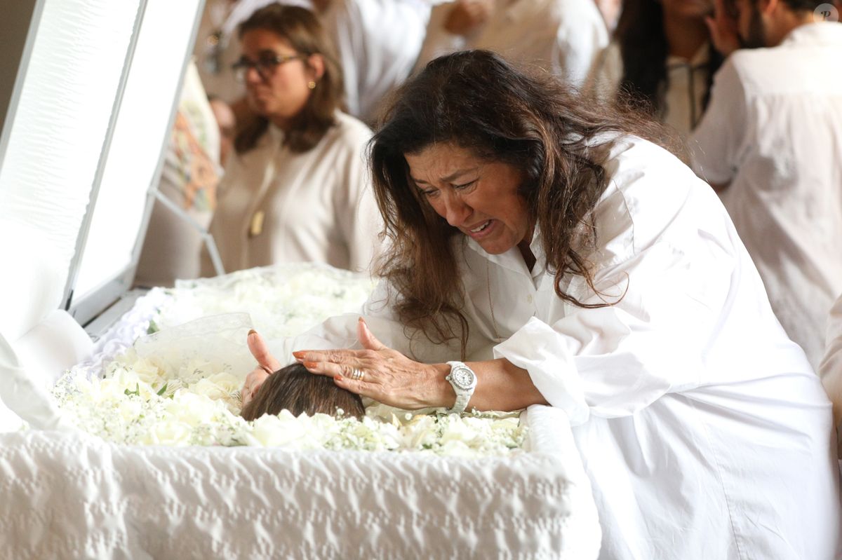 Foto: Com Preta Gil no caixão, Regina Casé teve crise de choro durante ...