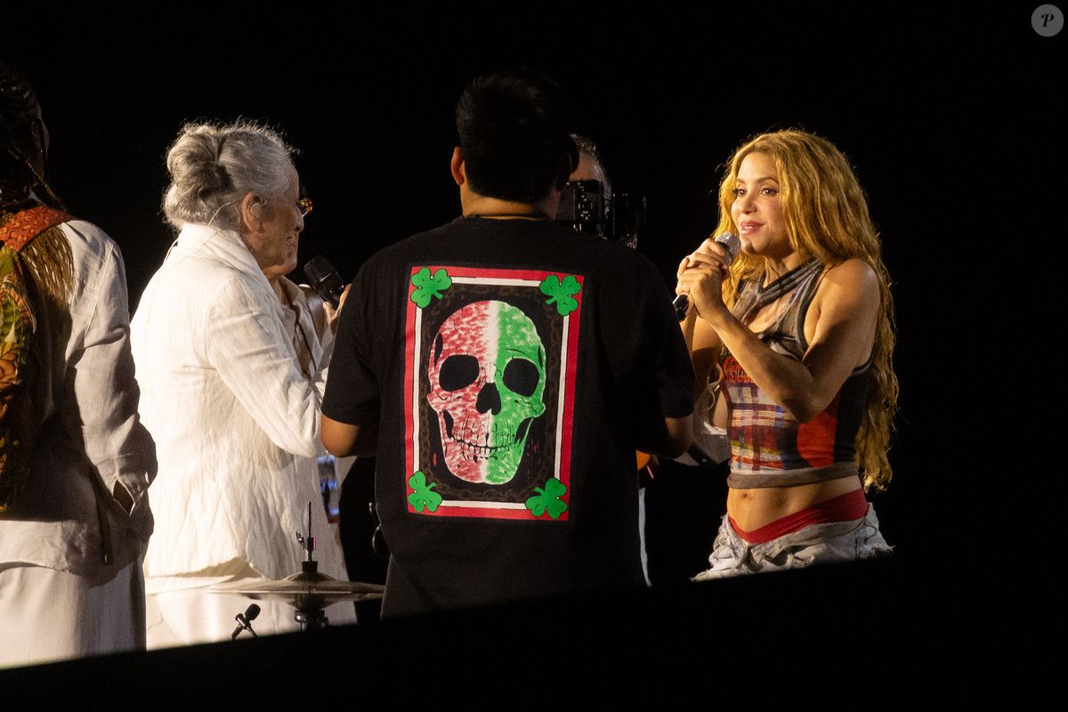 Foto: Ensaio de Shakira em Copacabana: cantora revela Maria Bethânia ...