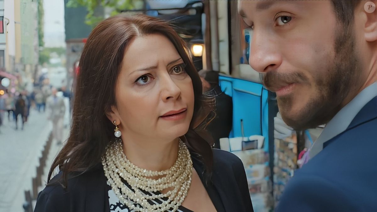 Foto: A mãe de Emre após expulsar Hatice e Bahar da cafeteria arruma um ...