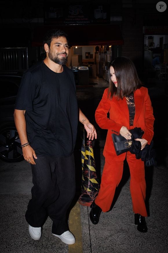 Longe do Brasil após curtir aniversário do ex, Sandy é vista aos beijos com o namorado, Pedro ...