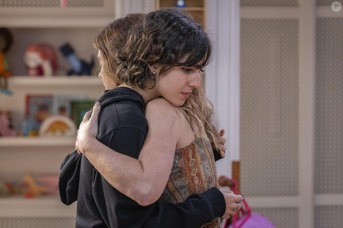 Foto: Filipa (Claudia Abreu) abraça Nina (Flora Camolese) no capítulo ...