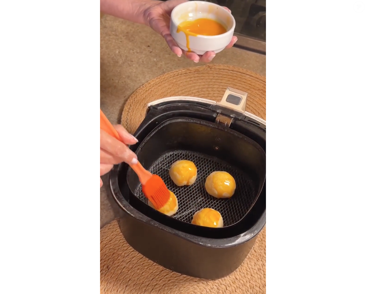 Foto: Eliana assa seus pãezinhos na air fryer e pincela gema de ovo ...
