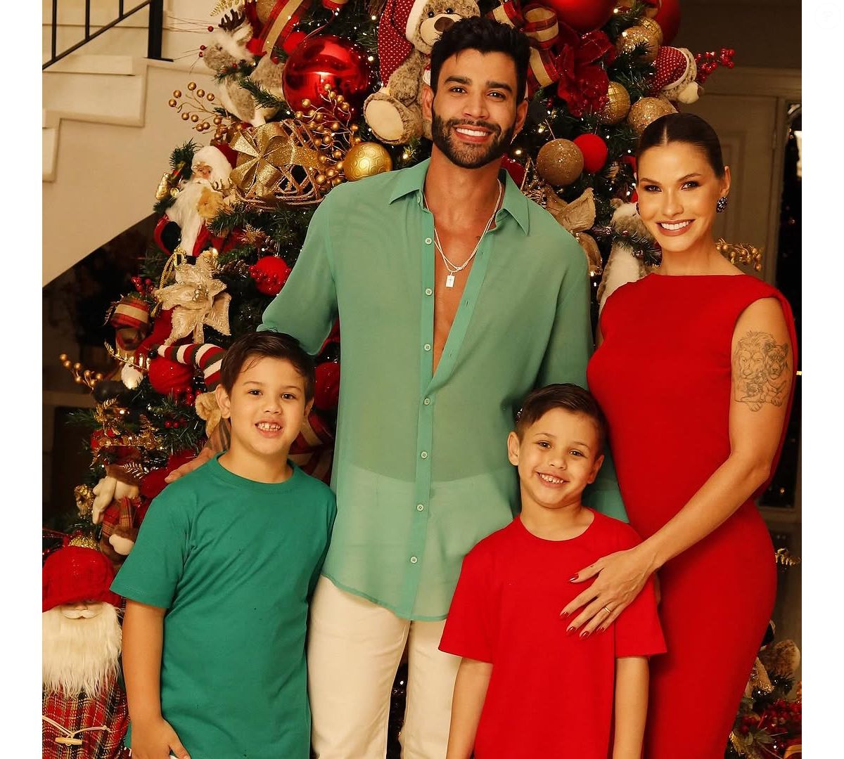 Foto: Gusttavo Lima com Andressa Suita e os filhos, Samuel e Gabriel, em foto do Natal 2023 ...
